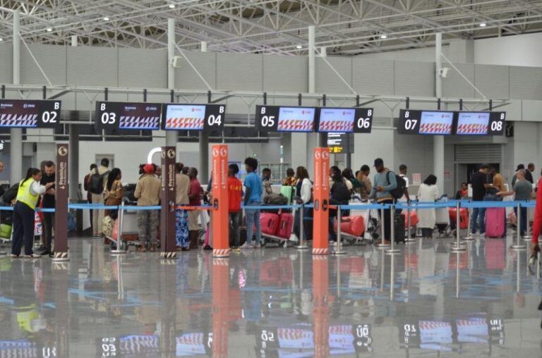 A Corporación América Airports S.A. (CAAP) fica com a concessão do ...